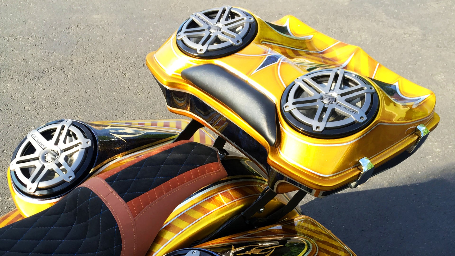 🎵 Crank It Up with Tricked Out Customs! 🎵